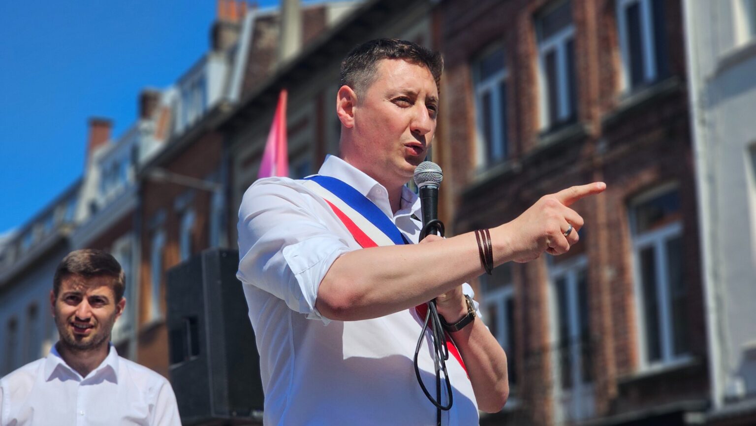 Entretien avec Patrick Proisy, maire LFI qui a décidé de pavoiser sa mairie du drapeau ...
